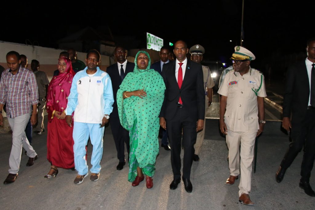 Madaxda Dalka oo ubax dhigay Tallada Syl | Somali National Television ...