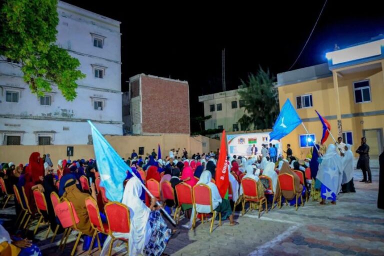 Wasiirka Arrimaha Gudaha XFS oo ka qayb galay kulan dadweyne oo lagu ...