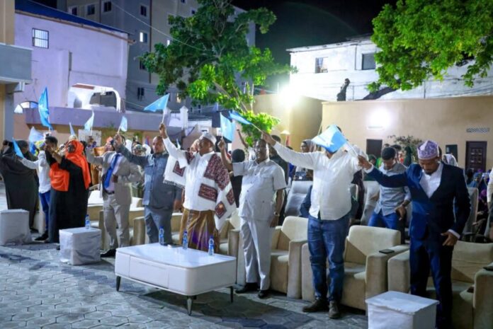 Wasiirka Arrimaha Gudaha XFS oo ka qayb galay kulan dadweyne oo lagu ...